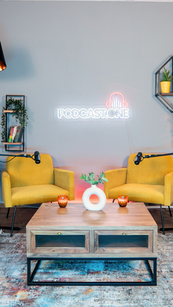PodcastOne; Modernes Podcast Studio in Zürich mieten